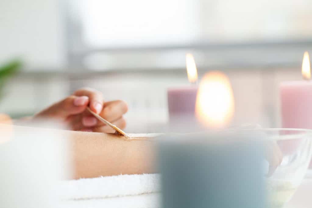 Recette de la cire au sucre maison pour une s'épiler au naturel